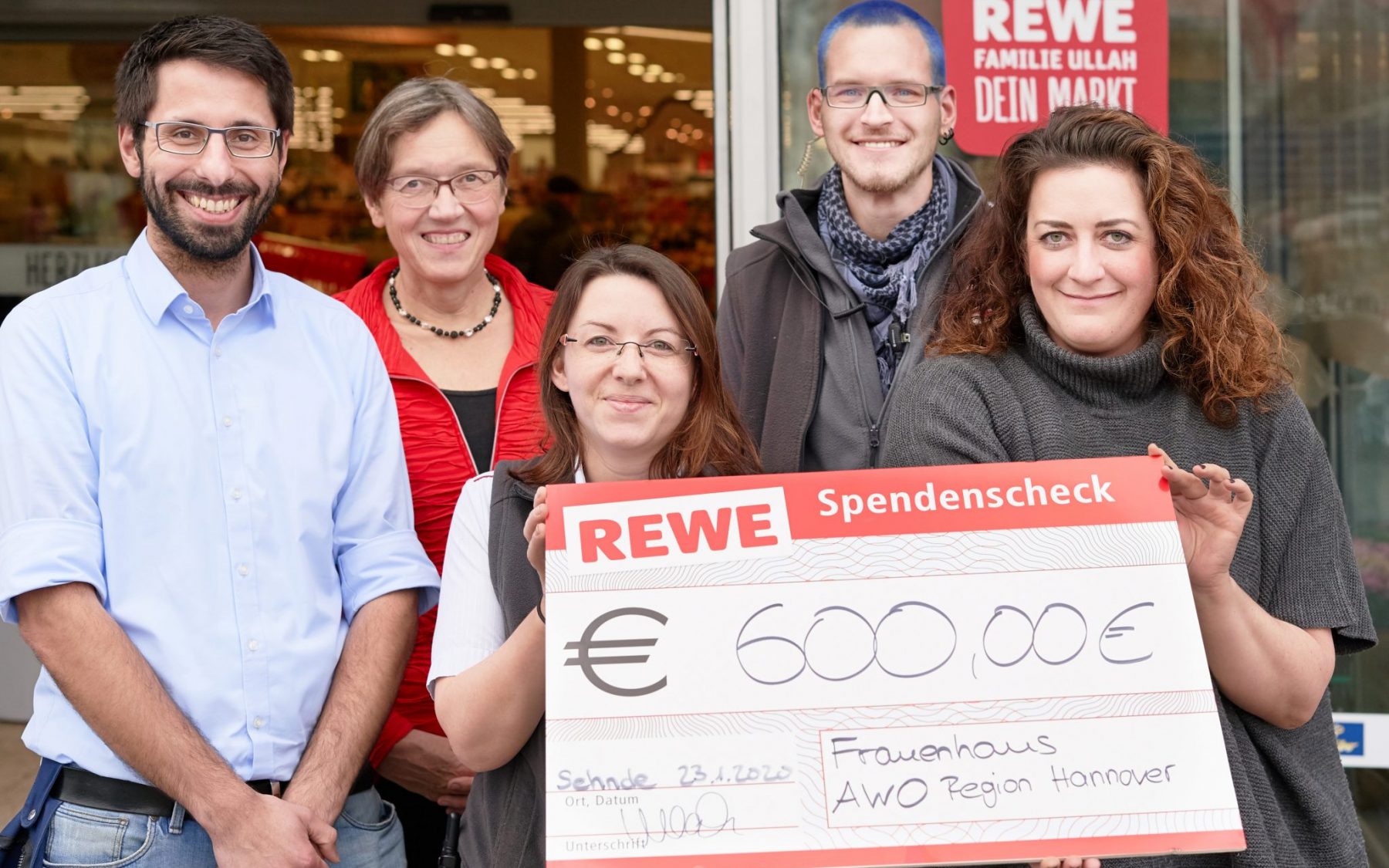REWE-Mitarbeitende spenden 600 Euro an das AWO Frauenhaus | AWO Region ...