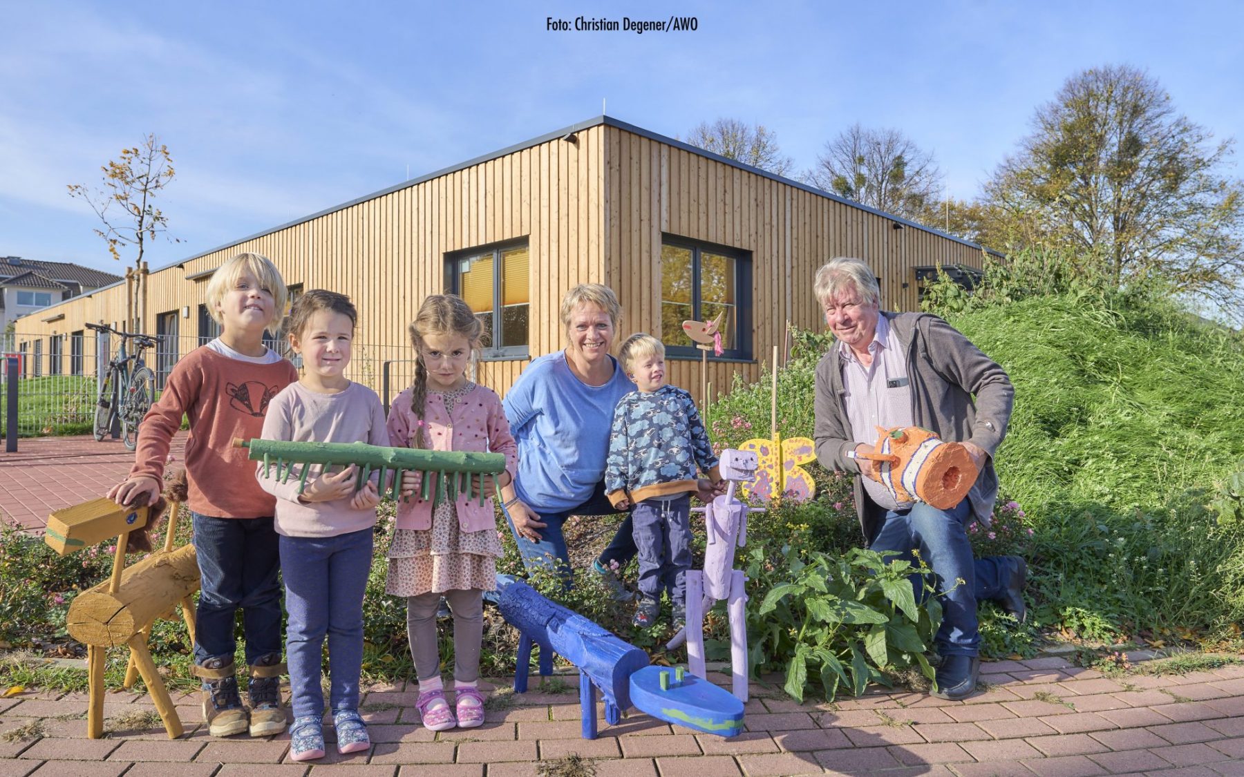 Kinder fertigen Dinos und Löwen aus Holz | AWO Region Hannover